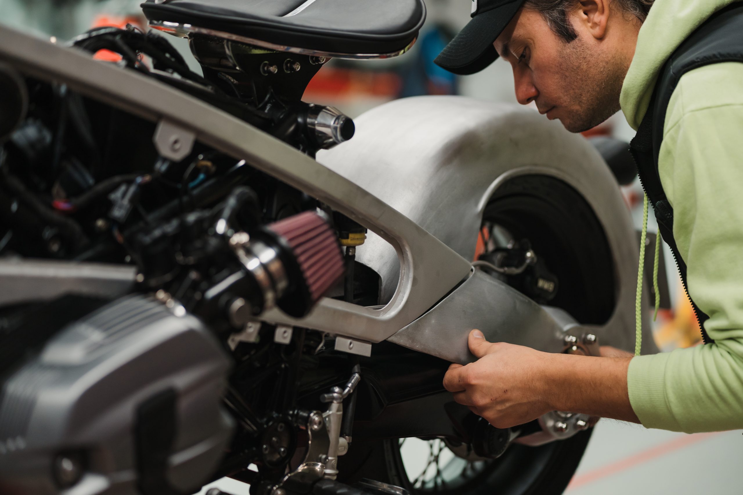 How Roadside Assistance Services Can Help with Flat Tires